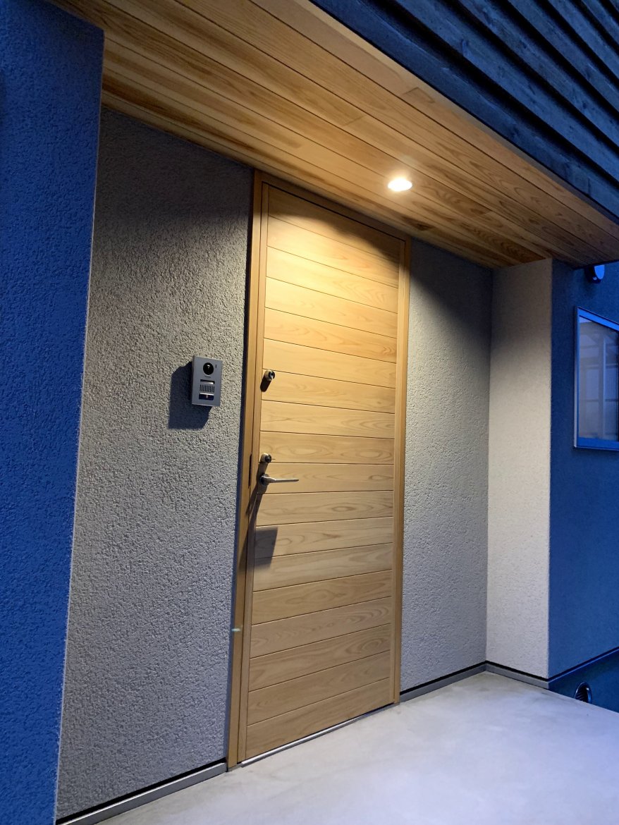 玄関ドア ｜施工事例｜岡島ハウス産業 木製建具事業部